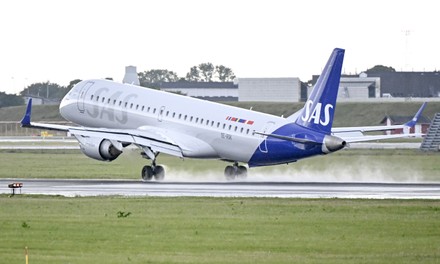 Sas Links Embraer E195 Aircraft Lands Editorial Stock Photo - Stock ...