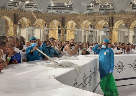 Cleaners Swipe Floor Kaaba Islams Holiest Editorial Stock Photo - Stock ...