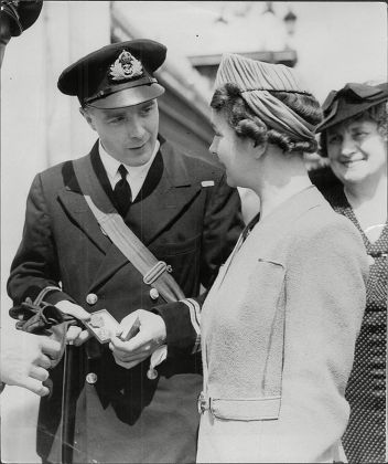 Lieutenant Ewart Gidden Show His Medal Editorial Stock Photo - Stock ...