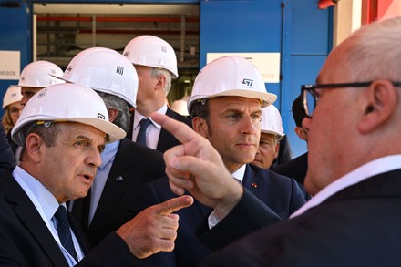 __COUNT__ imágenes de Macron visits STMicroelectronics in Isere ...