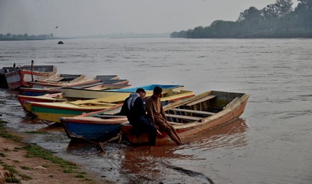 imágenes de Pakistani people boating at river Ravi during Eid al Adha ...