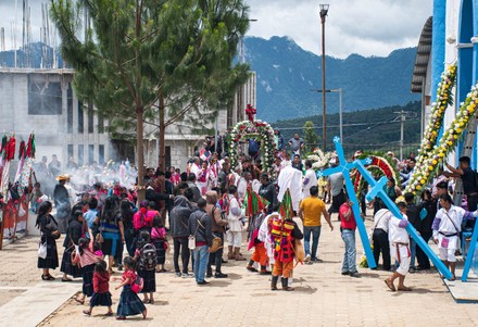 Hundreds Tzotzil Indigenous People Walk Procession Editorial Stock ...