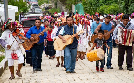 Hundreds Tzotzil Indigenous People Walk Procession Editorial Stock ...