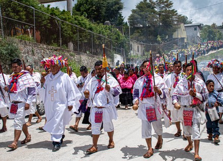 Hundreds Tzotzil Indigenous People Walk Procession Editorial Stock ...