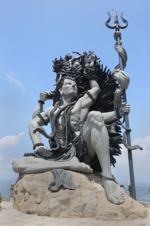 58fttall Statue Lord Shiva Aazhimala Shiva: foto stock editoriale ...
