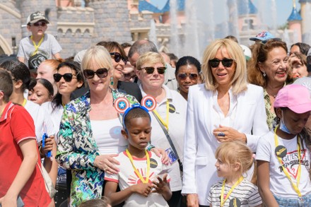 exclusive - yellow coins fundraising event disneyland stock fotografie ...