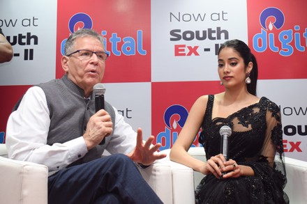 Bollywood Actress Janhvi Kapoor Along Ceo Editorial Stock Photo - Stock ...