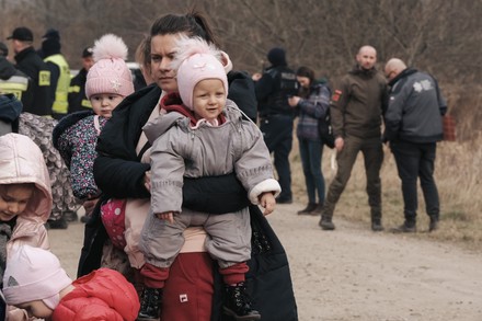 imágenes de Ukrainian Refugees In The Train Of Polish Red Cross ...