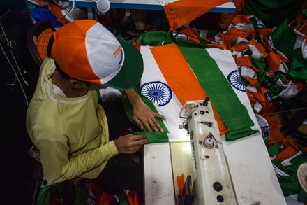 fotos de Worker Sews Indian National Tricolor Flag - Foto de stock de ...