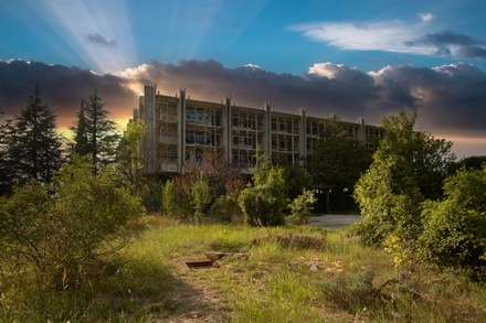 500 Rundown housing Stock Pictures, Editorial Images and Stock Photos ...