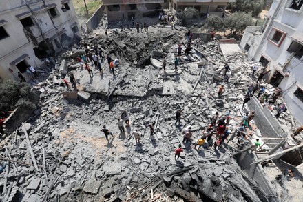Palestinians Inspect Ruins Collapsed Building Destroyed Editorial Stock ...