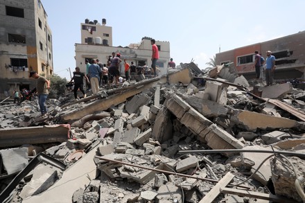 Palestinians Inspect Ruins Collapsed Building Destroyed Editorial Stock ...