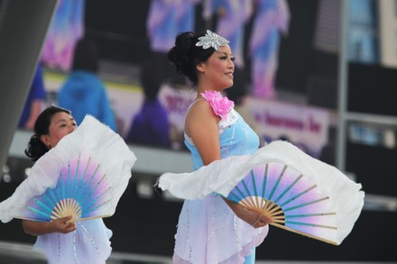 Dancers Performing Traditional Chinese Fan Dance Editorial Stock Photo ...