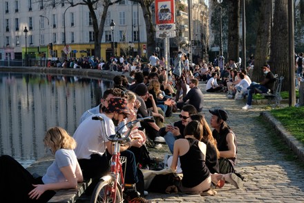 People Enjoy The Mild Weather - Paris, France - 30 Mar 2021 Stock ...