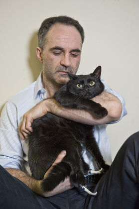 __COUNT__ Bionic vet Noel Fitzpatrick with Oscar the cat, who has two ...