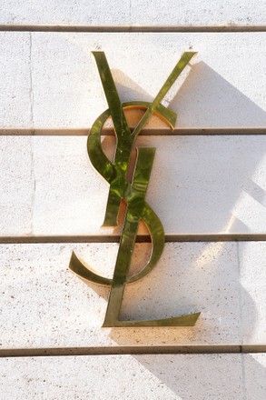 Shop Sign In Paris, France - 09 Apr 2020 Stock Pictures, Editorial ...