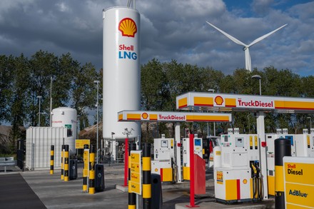 Shell Petrol Station, Ghent, Belgium - 20 Aug 2022 Stock Pictures ...