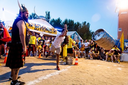 __COUNT__ Club Los Vikingos beer keg throwing contest at the Alcala de ...