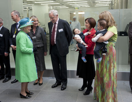 Queen Elizabeth Ii Meeting Previously Conjoined Editorial Stock Photo ...