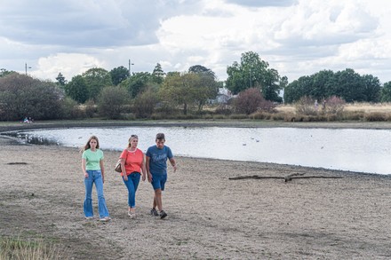 People Enjoying Balmy Weather On Wimbledon Editorial Stock Photo ...