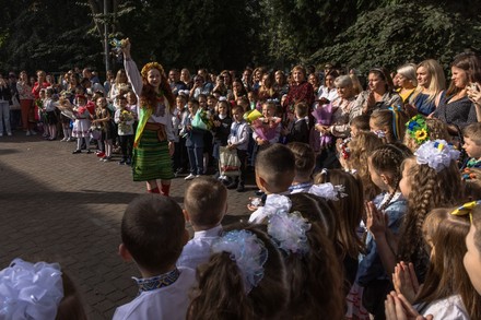 imágenes de Children attend first day of school in Bucha, Ukraine - 01 ...