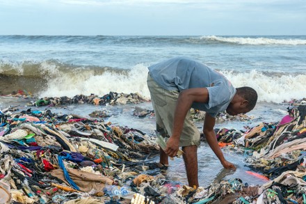 Accra Ghana Waste Worker Recovers Recyclable - Foto de stock de ...