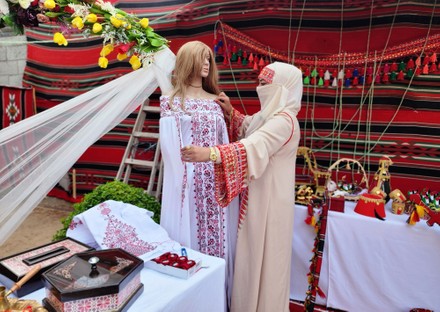 Palestinian Mona Abu Rida Embroiders Traditional Editorial Stock Photo ...
