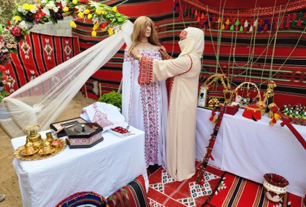 Palestinian Mona Abu Rida Embroiders Traditional Editorial Stock Photo ...