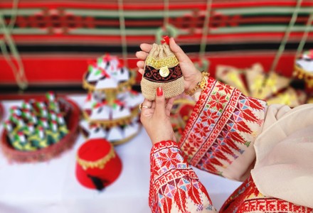 Palestinian Mona Abu Rida Embroiders Traditional Editorial Stock Photo ...