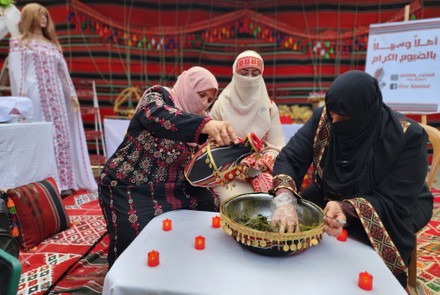 Palestinian Women Prepare Traditional Henna Tattoos Editorial Stock ...