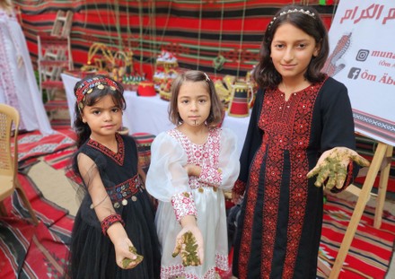 Palestinian Girls Painted Their Hands Traditional Editorial Stock Photo ...