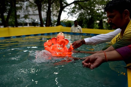 Devotees Immerse Lord Ganesha Idol Artificial Editorial Stock Photo ...
