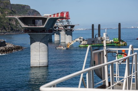 250 Barge under bridge Stock Pictures, Editorial Images and Stock ...
