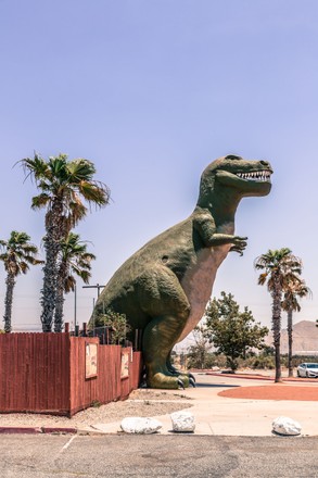 General View Roadside Attraction Cabazon Dinosaurs Editorial Stock ...