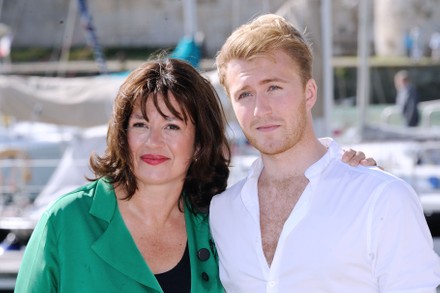 Daisy Goodwin Et Jordan Waller Assistent Editorial Stock Photo - Stock ...