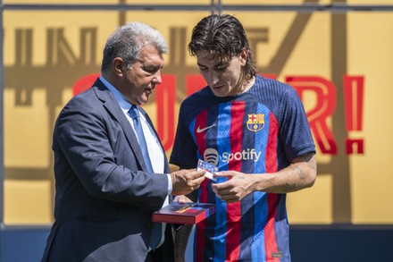 20,000 Signing football Stock Pictures, Editorial Images and Stock ...
