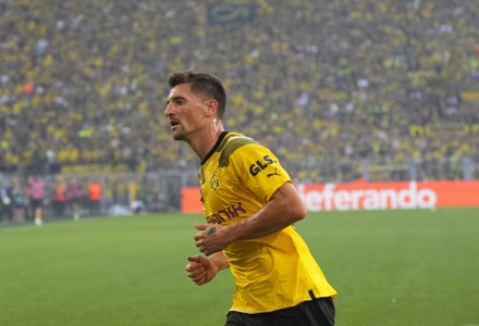 Jude Bellingham Borussia Dortmund Controls Ball Editorial Stock Photo ...