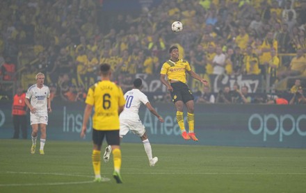 Jude Bellingham Borussia Dortmund Controls Ball Editorial Stock Photo ...