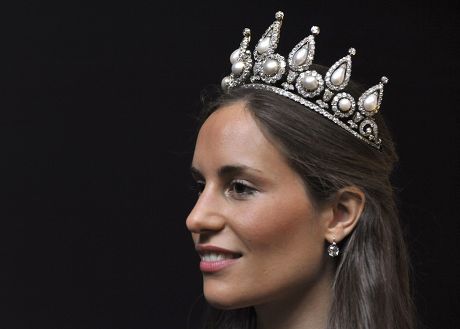 71 Diamond and pearl tiara Stock Pictures, Editorial Images and Stock ...