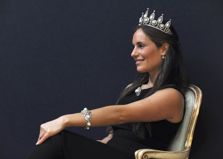 71 Diamond and pearl tiara Stock Pictures, Editorial Images and Stock ...