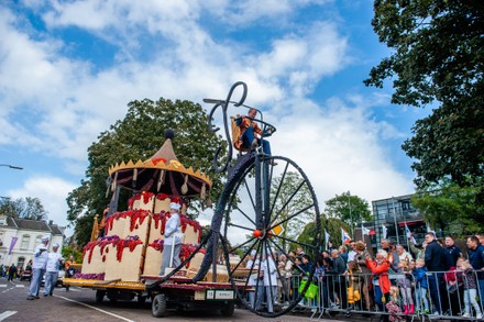 3,000 Floats in a parade Stock Pictures, Editorial Images and Stock ...