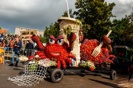 3,000 Floats in a parade Stock Pictures, Editorial Images and Stock ...