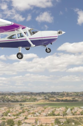 Cessna 172 Single Propeller Airplane Flying Editorial Stock Photo ...