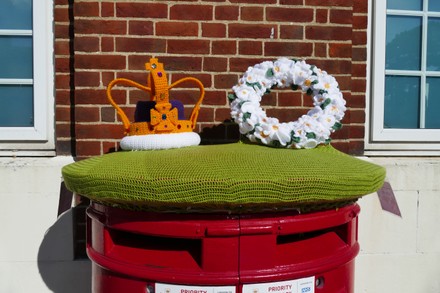 Yarnsys Post Box Topper Tribute Passing Editorial Stock Photo - Stock ...