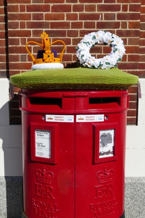 Yarnsys Post Box Topper Tribute Passing Editorial Stock Photo - Stock ...
