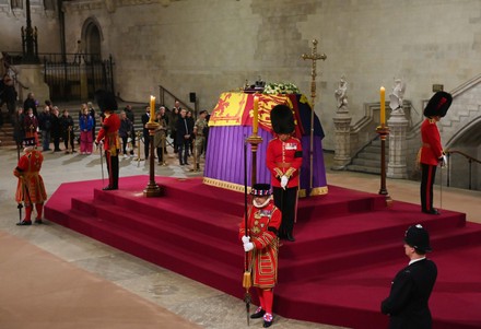 Queen Elizabeth's body lies in state at Westminster Hall in London ...