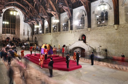 Queen Elizabeth's body lies in state at Westminster Hall in London ...