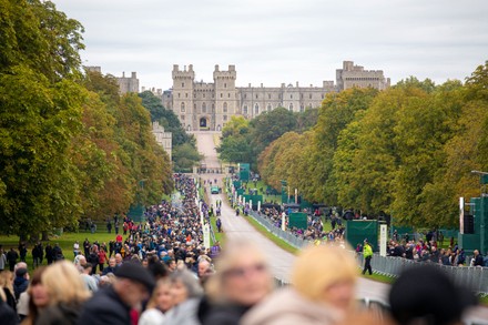 Mourners Arrive Windsor Watch Funeral Procession Editorial Stock Photo ...