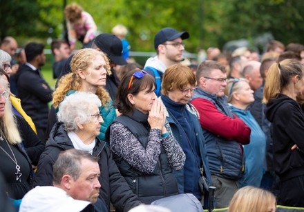 People Watch Funeral Queen Elizabeth Ii Editorial Stock Photo - Stock ...