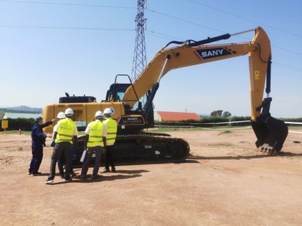 Chinese Engineer Introduces Excavator Ugandan Trainees Editorial Stock ...